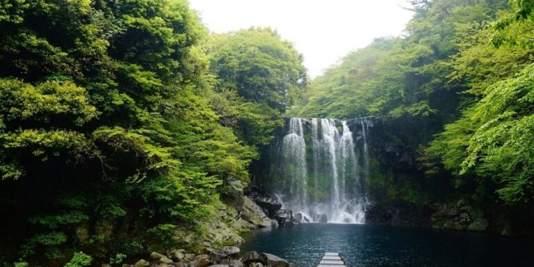 Air Terjun ‘Tiga Tingkat’ Cheonjiyeon, Jeju - Visit Korea